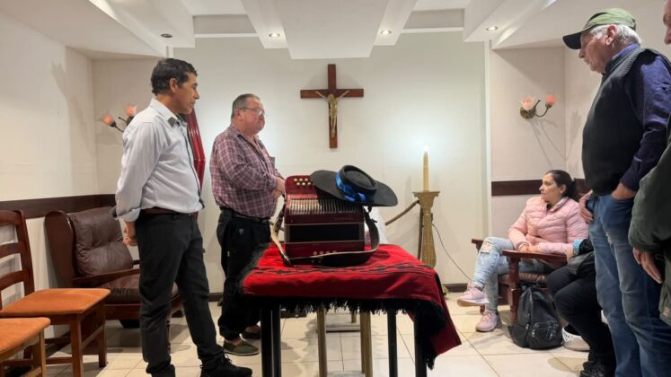 Músicos y amigos despidieron a Moni Encina en un velorio atravesado por ...